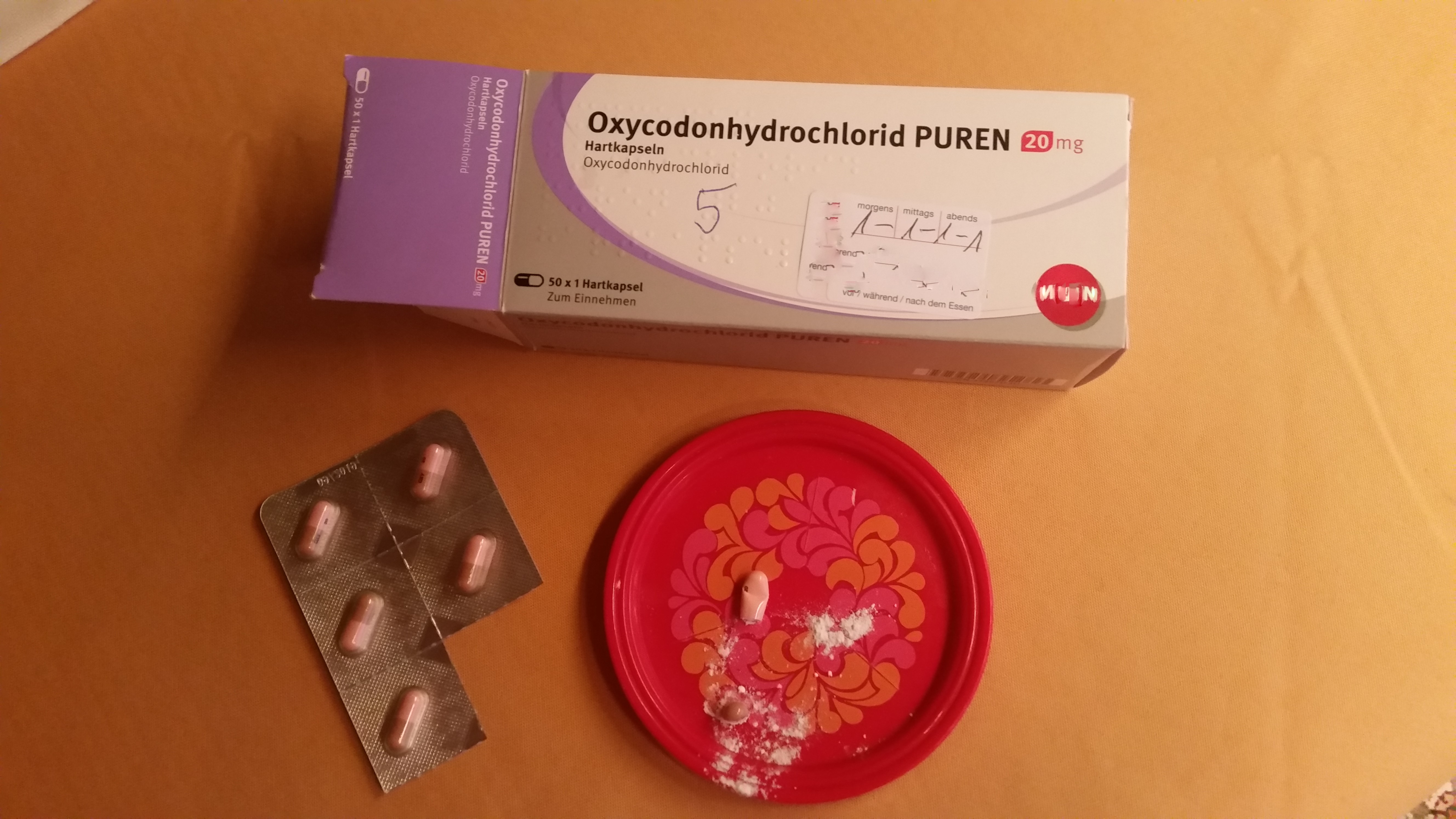 Da ihr Mann immer müde gewesen sei, sei die Schmerzmedikation halbiert ...